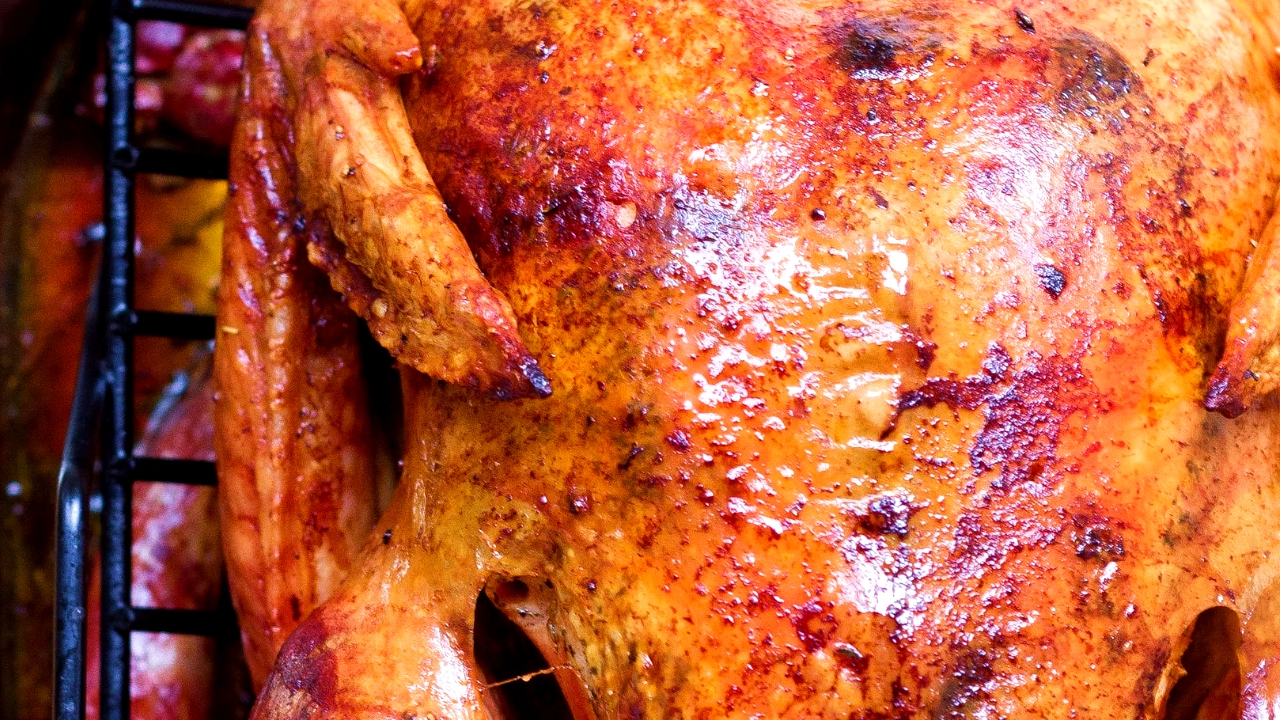Comer la piel del pollo es bueno para la salud, la ciencia explica por qué